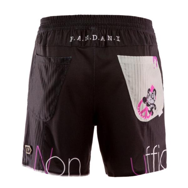 イタリア製の2種類の生地をサイド部分と中心部分に分けて使用しています。サイド部分はトップス前見頃と同じ４WAYストレッチの高機能生地で、中心部分もより伸縮性と通気性が高いストレッチ生地を使用しています。このパンツを設計するにあたって大切に考...