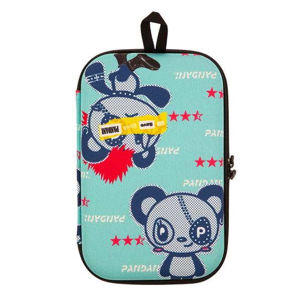 ポップなパンダグラフィックが目を引く、Pandaniオリジナルのスクエア型ハードラケットケース。EVA成型のハード仕様で大切なラケットをしっかり保護し、卓球ラケットを1〜2本収納できます。内側はラバー保護カバーとメッシュハーフポケット付き、...