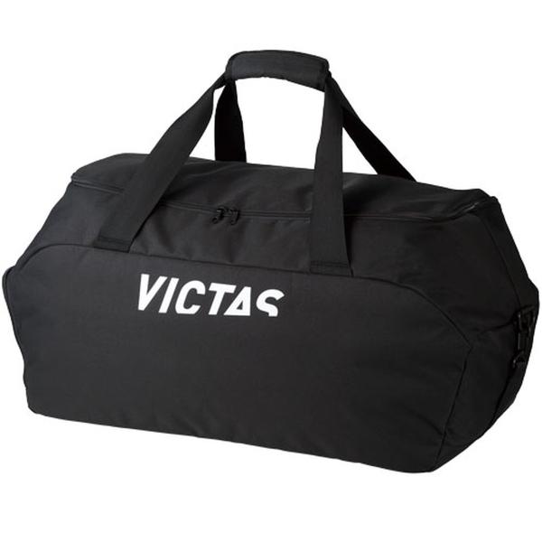 【発売日：2026年04月15日】製造国：中国 カラー：ブラック素材：ポリエステル100％（PE600D） サイズ：W57×H34×D32cm（容量：約70L）・遠征にも対応できる大容量サイズのボストンバッグ。シューズ用ポケットをはじめ、用...