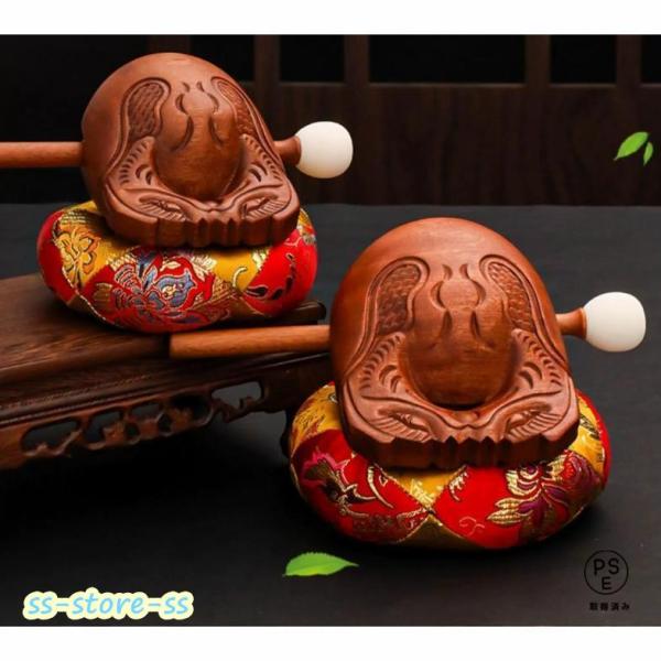 木魚座布団バチ 3点セット。仏壇で使用する一般的カンフルウッドの木魚です。木魚は読経の時たたいて鳴らします。天然の木材のため一つ一つ木目や色が異なります。対象性別 :男女共用；他のサイズが必要な場合は、ご連絡ください。