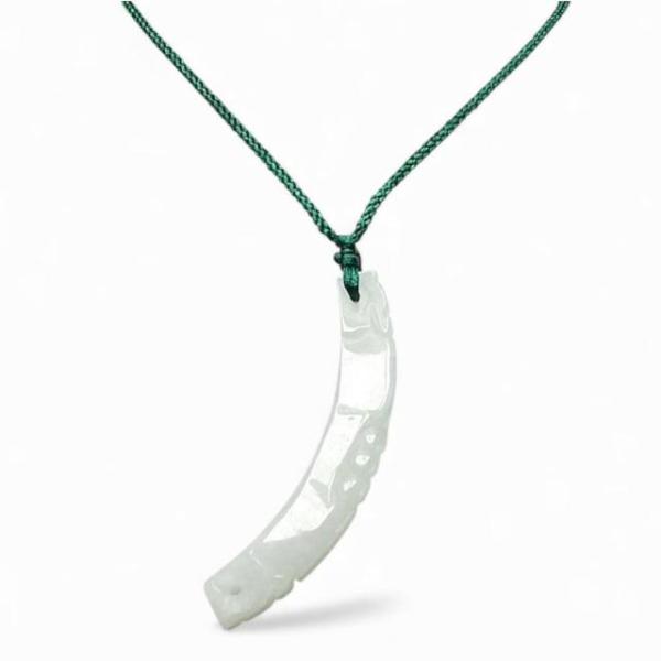 ●自社管理番号 UK2-6-01RYZa　一品一図　画像の物がお届けになります。レア 色合い良好 本物翡翠 手彫り 龍 風水 開運●材質一点物ひすい本翡翠龍頭手彫り勾形天然石 石サイズ横約50mm 幅約14mm 厚さ最大部約6.8mm両側と...