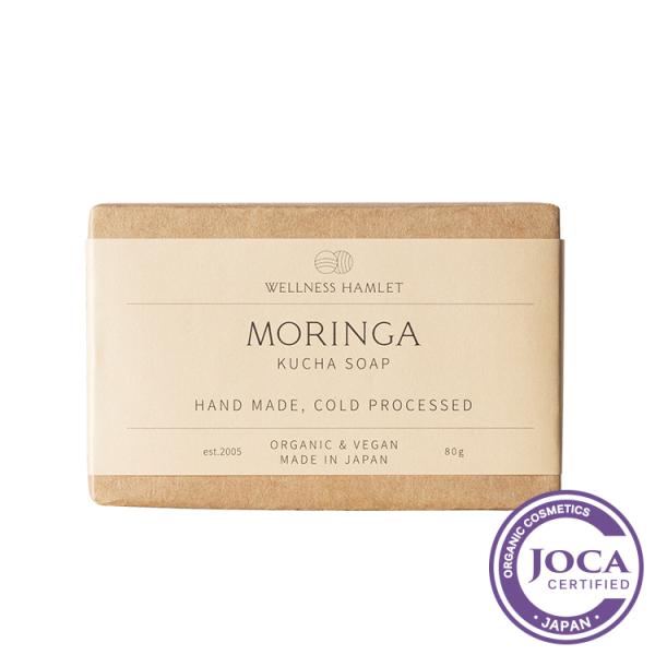 モリンガシードオイルを50％、贅沢に配合し、コールドプロセス製法で製造した石鹸に、沖縄のみで採れるミネラル成分が豊富な琉球泥灰岩、くちゃを加えました。くちゃは赤血球より小さな粒子で肌の老廃物を吸着し、毛穴の奥の汚れまできれいにしてくれします...