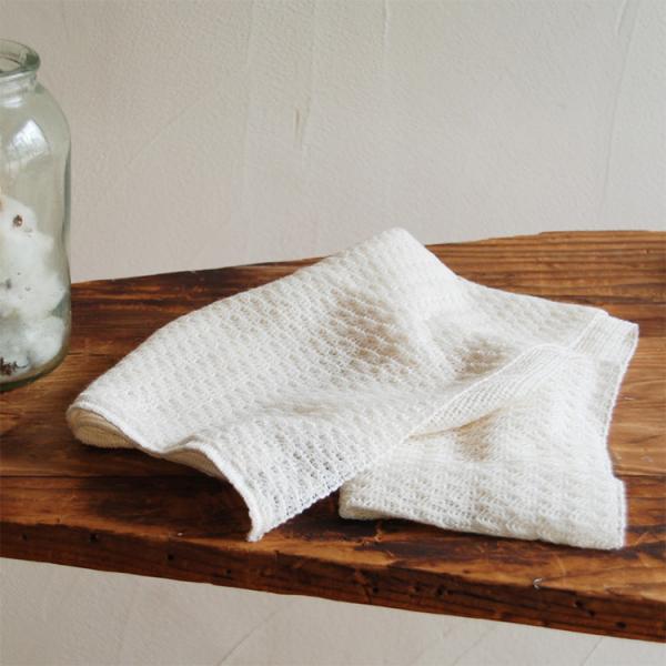 加工時にも無漂白、無着色で、自然な素材の風合いが心地良い、肌にも環境にもやさしいボディタオルです。吸水性に優れ、やわらかな肌あたりでやさしく洗えるので敏感肌の方にもおすすめです。