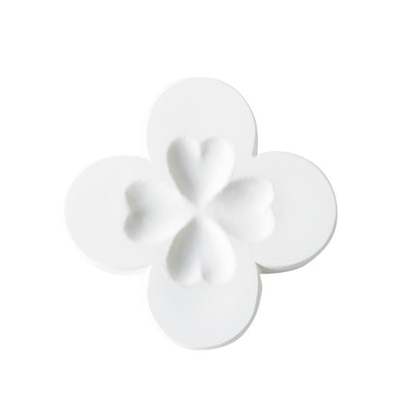 クローバー型のアロマ用のセラミックプレート。お気に入りのアロマをしみこませて、お好きな場所に飾って使う香りのインテリア。