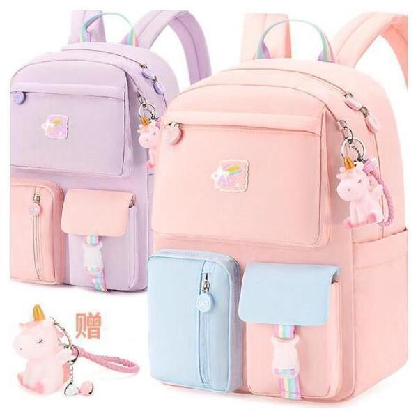 可愛いデザインとパステルカラーが大好きな、小学生のお子様におすすめのガールズリュックです。鈴のついたユニコーンチャーム付きでお出かけが楽しくなります。ショルダーずり落ち防止のチェストストラップを付ければさらに快適。いざという時に、引っ張るだ...