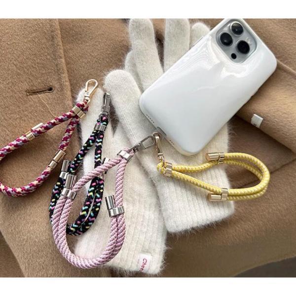 ■商品内容：ストラップ+透明ホルダー＝2点セットかんたん長さ調節アジャスターの金具2個をスライドするだけ◆ホルダー : クリアシートクリアケースに入れておしゃれ！クリアタイプstrapperの耐荷重3kgまたはお洒落なチェーン、服に合わせて...