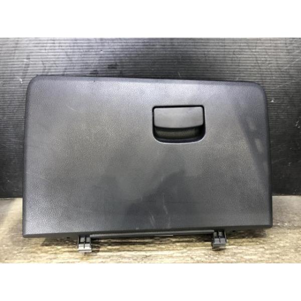 **** 商品説明を必ずご確認ください ****部品管理番号：170760000070210メーカー純正品番：SU003-01953部品名：グローブBOX部品区分：リサイクル品車名：８６車両タイプ名：2Dクーペ通称型式：ZN6G2F7認定型...