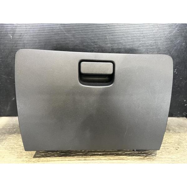 **** 商品説明を必ずご確認ください ****部品管理番号：170960000070210メーカー純正品番：55550-B2150-B0部品名：グローブBOXメーカー代替品番：55550-B2150-B3部品区分：リサイクル品車名：ミラコ...