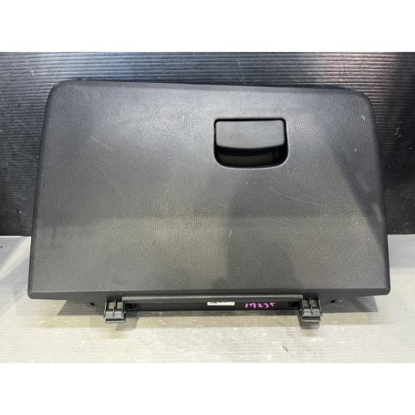 **** 商品説明を必ずご確認ください ****部品管理番号：172350000070210メーカー純正品番：SU003-01953部品名：グローブBOX部品区分：リサイクル品車名：８６車両タイプ名：2Dクーペ通称型式：ZN6B2E8認定型...