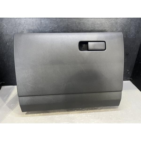 **** 商品説明を必ずご確認ください ****部品管理番号：173340000070210メーカー純正品番：B0J8-64-030-02部品名：グローブBOX部品区分：リサイクル品車名：ＭＡＺＤＡ３車両タイプ名：5ドアハッチバック通称型式...