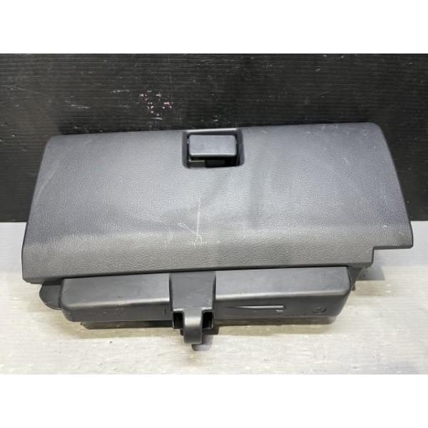 **** 商品説明を必ずご確認ください ****部品管理番号：174010000070210メーカー純正品番：73410-82M10-P4Z部品名：グローブBOX部品区分：リサイクル品車名：キャリィ車両タイプ名：ケイトラック通称型式：DA1...