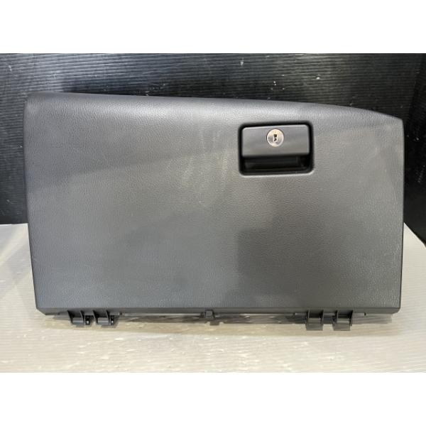 **** 商品説明を必ずご確認ください ****部品管理番号：174190000070210メーカー純正品番：55303-33330-C0部品名：グローブBOXメーカー代替品番：55303-33331-C0部品区分：リサイクル品車名：カムリ...