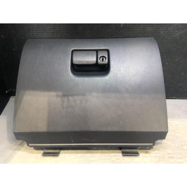 **** 商品説明を必ずご確認ください ****部品管理番号：174720000070210メーカー純正品番：73410-76J00-P4Z部品名：グローブBOX部品区分：リサイクル品車名：ジムニー車両タイプ名：3DJワゴン通称型式：JB2...