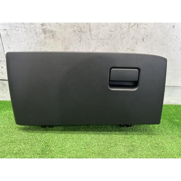 **** 商品説明を必ずご確認ください ****部品管理番号：175160000070210メーカー純正品番：55550-K0010-C0部品名：グローブBOXメーカー代替品番：55550-K0011-C0部品区分：リサイクル品車名：ヤリス...