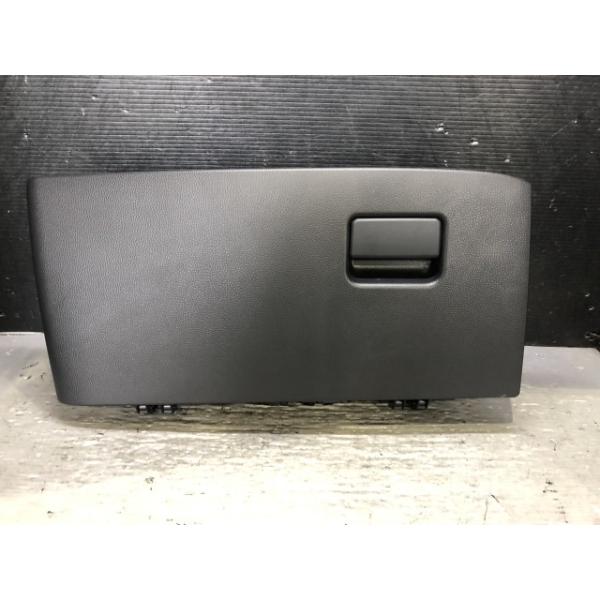 **** 商品説明を必ずご確認ください ****部品管理番号：176560000070210メーカー純正品番：55550-K0010-C0部品名：グローブBOXメーカー代替品番：55550-K0011-C0部品区分：リサイクル品車名：アクア...