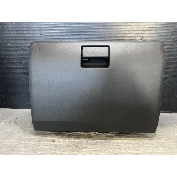 **** 商品説明を必ずご確認ください ****部品管理番号：176650000070210メーカー純正品番：73410-77R00-5PK部品名：グローブBOX部品区分：リサイクル品車名：ジムニー車両タイプ名：3DJワゴン通称型式：JB6...