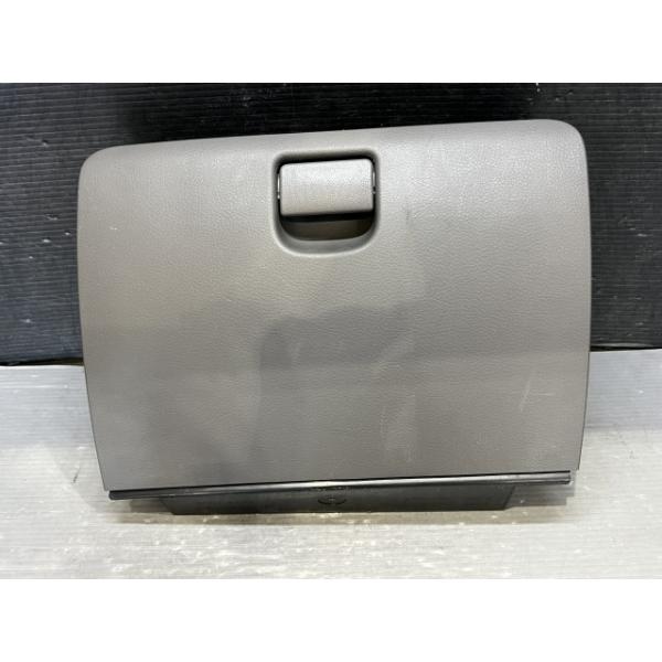 **** 商品説明を必ずご確認ください ****部品管理番号：178700000070210メーカー純正品番：73410-64P01-PGP部品名：グローブBOX部品区分：リサイクル品車名：エブリィ車両タイプ名：ケイバン通称型式：DA17V...