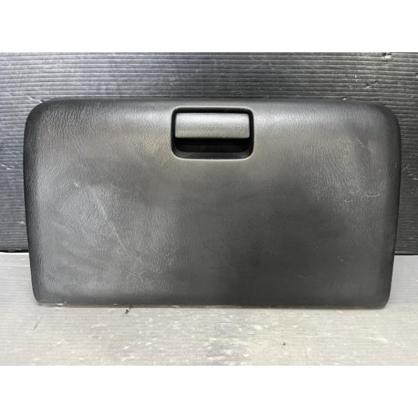 **** 商品説明を必ずご確認ください ****部品管理番号：178950000070210メーカー純正品番：68510-VZ00A部品名：グローブBOX部品区分：リサイクル品車名：キャラバン車両タイプ名：5DBOXバン通称型式：PDB4R...