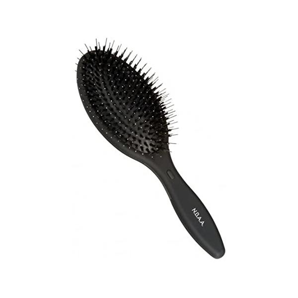 N.B.A.A.ブロークッションブラシ ブラック（大）BC4静電気を抑える導電カーボン含有クッションゴムを採用し、持ち手の部分に特殊導電部を内臓し、静電気をしっかり逃がす設計です。ブラシ部分のクッション性能も以前よりソフト感を追求したことに...