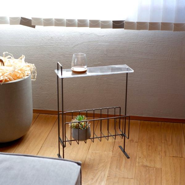 置いたものが浮いているかのような透明アクリル天板が印象的。ニュアンスのある鉄との組み合わせも新鮮。かごには本やリモコン、雑誌などが収納でき、機能性もバッチリです。ソファサイドやベッドサイドのナイトテーブルにもおすすめ。●商品仕様・サイズ　約...