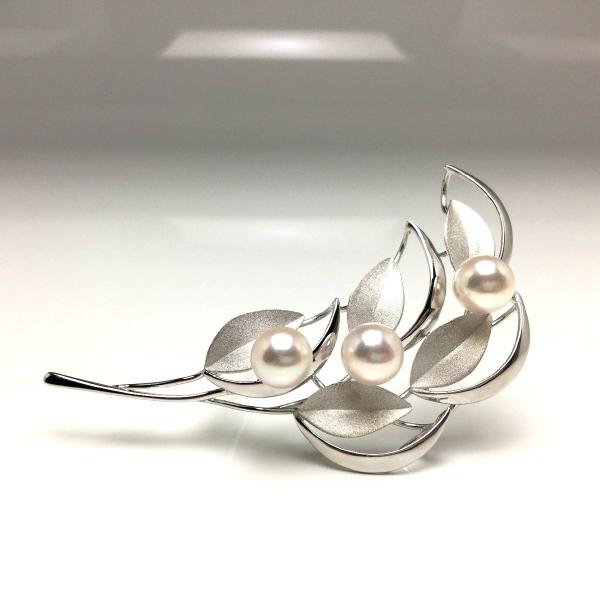 【発売日：2023年11月29日】送料無料 イソワパール イソワ 磯和パール 磯和真珠 磯和 　大変美しいアコヤ真珠ブローチです。美しい真珠が3つの花になっています。大変素敵です。強くお薦め致します。