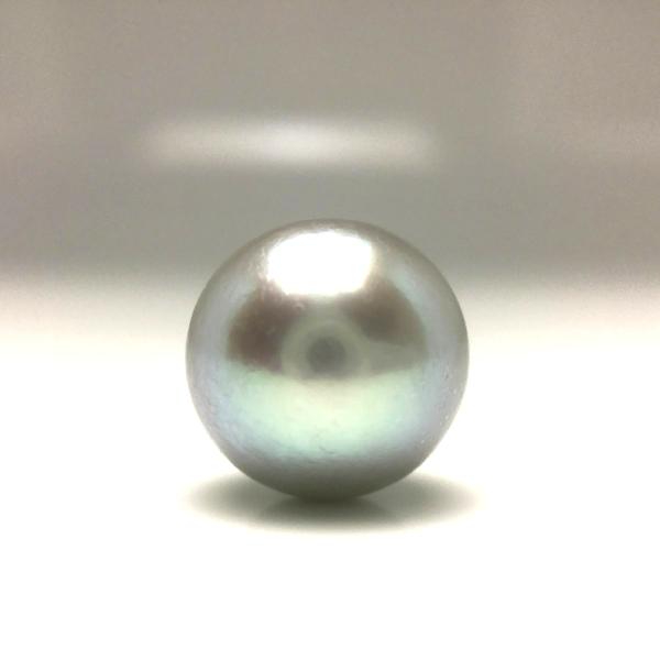 【発売日：2024年07月16日】送料無料 イソワパール イソワ 磯和パール 磯和真珠 磯和 　大変美しいアコヤ真珠のタイ留めです。9.0-9.5mmの大珠です。冠婚葬祭にも、日常のビジネスにも品格を漂わせます。強くお薦め致します。