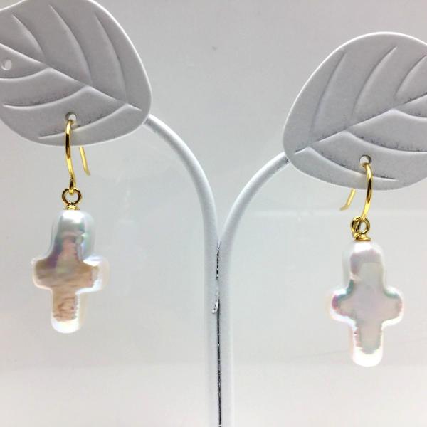 【発売日：2024年02月15日】イソワパール イソワ 磯和パール 磯和真珠 磯和 　大変美しく、可愛いホワイト真珠ピアスです。綺麗な十字架の形を選びお作りしました。ゆらゆら揺れて、可愛いです。素敵なピアスです。強くお薦め致します。