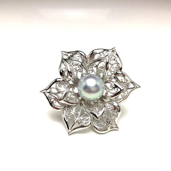 【発売日：2023年11月29日】送料無料 イソワパール イソワ 磯和パール 磯和真珠 磯和 　大変美しいブローチです。色目，テリ，艶，素敵です。透かし彫りの葉のデザインの中央で，美しい真珠が輝きます。強くお薦め致します。