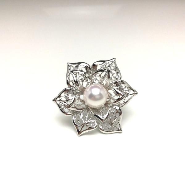 【発売日：2023年11月29日】送料無料 イソワパール イソワ 磯和パール 磯和真珠 磯和 　大変美しいブローチです。色目，テリ，艶，素敵です。透かし彫りの葉のデザインの中央で，美しい真珠が輝きます。強くお薦め致します。
