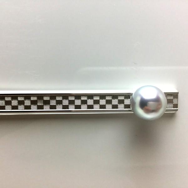 【発売日：2025年05月11日】送料無料 イソワパール イソワ 磯和パール 磯和真珠 磯和 　大変美しいアコヤ真珠のタイ留めです。上品なホワイトシルバーブルーの美しい色目です。冠婚葬祭にも、日常のビジネスにも品格を漂わせます。強くお薦め致...