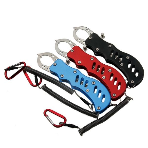 カラビナ付きのステンレス製フィッシュグリップ。直接魚に手を触れる事無く魚が掴めます。錆にも強いステンレス製なので長期間使用可能です。伸縮ゴムとカラビナ付きなのでサッと取り出せて紛失の心配も必要ありません。掴み部分は最大5cmまで開きます。【...
