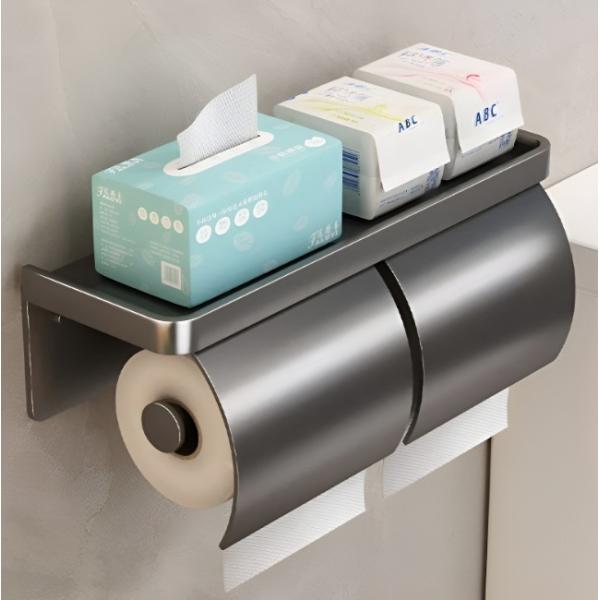 トイレ空間の印象を引き上げる、金属製のトイレットペーパーホルダーです。金属製で立体ガードが付いているので奥行きが発生し、重厚感UP！小物やスマホ置きにも便利な棚付きで、ネジ穴を再利用し、設置できるので賃貸でも安心です。組み立て不要の完成品で...