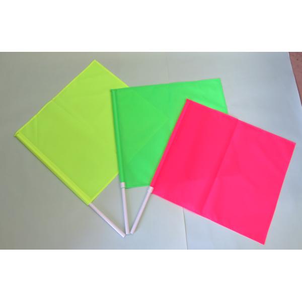 誘導旗　緊急時避難用　地震対策　交通誘導　避難誘導蛍光旗　国産ポリエステル100％東洋紡アクリルコーティングで移行昇華なし　耐光堅牢度Ｎｏ1及び高強力「カチオン糸」にて引裂強度が優れます　サイズ45×50ｃｍ　旗棒付（白パイプ15Ф　60cm）