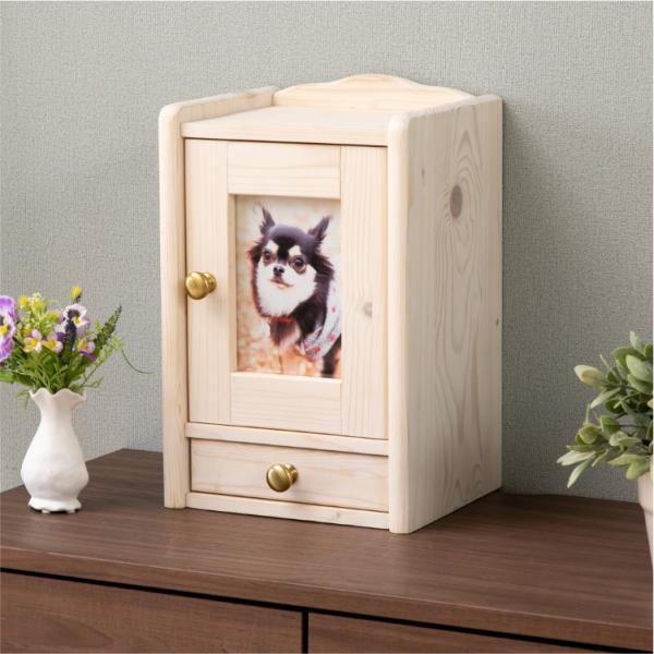 ブランド　ISSEIKI GOODSシリーズ　MEMORIES／メモリーズ素材　天板：パイン無垢材　前板：パイン無垢材　ガラス：（写真入れ）アクリル樹脂　側板：パイン無垢材　引出し：カキ板桐、底板MDFシート貼り　背/背面化粧：プリント紙化...