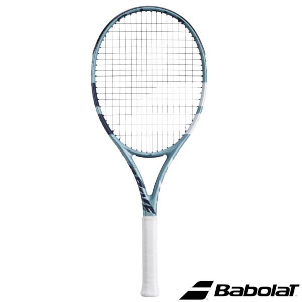 Evo Drive (エボ ドライブ) は、レベルアップをサポートしてくれる理想的なラケットです。ボールの軌道をコントロールしながらパワーを発揮したいプレーヤーを対象に、インパクト時に最高の快適さを得られるように設計されたラケット。 独自の...