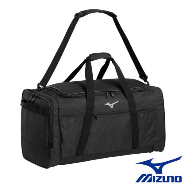 大容量60L。前面にスマホなどちょっと収納スリットポケット付き。前作より軽量化。■品番：33JBD109■カラー：09：ブラック■サイズ： L65×W29×H32cm■容量：約60L■重量：約720g■素材：ポリエステル（裏加工PU）、合成...