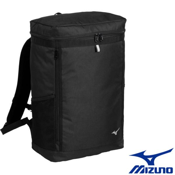 40Lの大容量。PCもスマートに収まる人気のボックス型バックパック。■品番：33JDD104■カラー：09：ブラック■サイズ： L31×W20×H51cm■容量：約40L■重量：約610g■素材： ポリエステル（裏加工PU）■原産国：ベトナ...