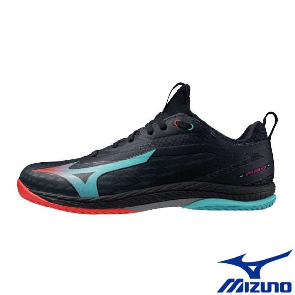 軽量・素足感覚を研ぎ澄ませ。足首周りのフィット性を追求し、よりパフォーマンスを高める1足へ。■品番：81GA2500■カラー：03:ダークグレー×レッド×ブルー■サイズ：21.0、22.0〜29.0cm■素材：甲材：合成繊維、人工皮革底材：...