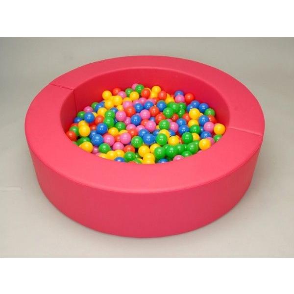 ご家庭にもぴったりの小型サイズのボールプールです！ベビーから幼児まで安心して遊べるクッション製。保育所や幼稚園、病院、会社のキッズコーナーのほか、ご家庭でもお使い頂ける日本製のフロアマットです。