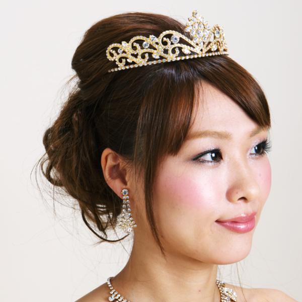 商品番号:FBOTI01【　ティアラ　レンタル　】■ 品質：ゴールド＆ラインストーン■ サイズ（約）：幅14cm　高さ5cm※商品の色につきましては、お客様のご覧になられますパソコン機器及びモニタなどの違いにより実際の商品素材の色と多少相違...