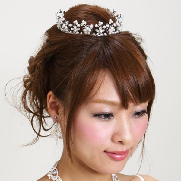 商品番号:FBOTI03【　ティアラ　レンタル　】■ 品質：オフパール＆ラインストーン　形状/クラウン■ サイズ（約）：幅12cm　高さ3cm※商品の色につきましては、お客様のご覧になられますパソコン機器及びモニタなどの違いにより実際の商品...