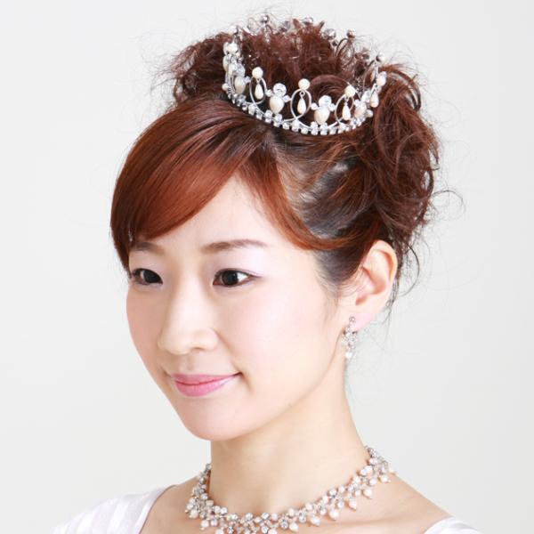 商品番号:FBOTI04【　ティアラ　レンタル　】■ 品質：ベース/シルバー　形状/クラウン　シルバー＆パール■ サイズ（約）：幅　11cm　高さ　4cm※商品の色につきましては、お客様のご覧になられますパソコン機器及びモニタなどの違いによ...