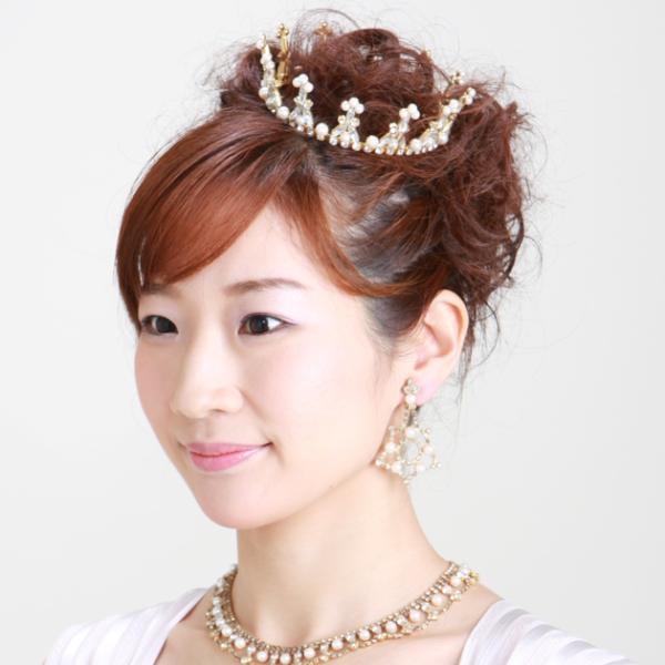 商品番号:FBOTI05【　ティアラ　レンタル　】■ 品質：ベース/ゴールド　 形状/クラウン　ゴールド■ サイズ（約）：幅　10cm　高さ　4cm※商品の色につきましては、お客様のご覧になられますパソコン機器及びモニタなどの違いにより実際...