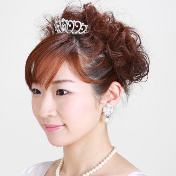 商品番号:FBOTI06【　ティアラ　レンタル　】■ 品質：ベース/シルバー 形状/コーム　シルバー＆パール■ サイズ（約）：幅　8cm　高さ　3.5cm※商品の色につきましては、お客様のご覧になられますパソコン機器及びモニタなどの違いによ...