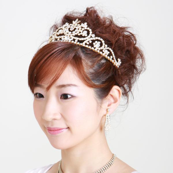 商品番号:FBOTI08【　ティアラ　レンタル　】■ 品質：ゴールド■ サイズ（約）：幅　17cm　高さ　7cm※商品の色につきましては、お客様のご覧になられますパソコン機器及びモニタなどの違いにより実際の商品素材の色と多少相違する場合もあ...