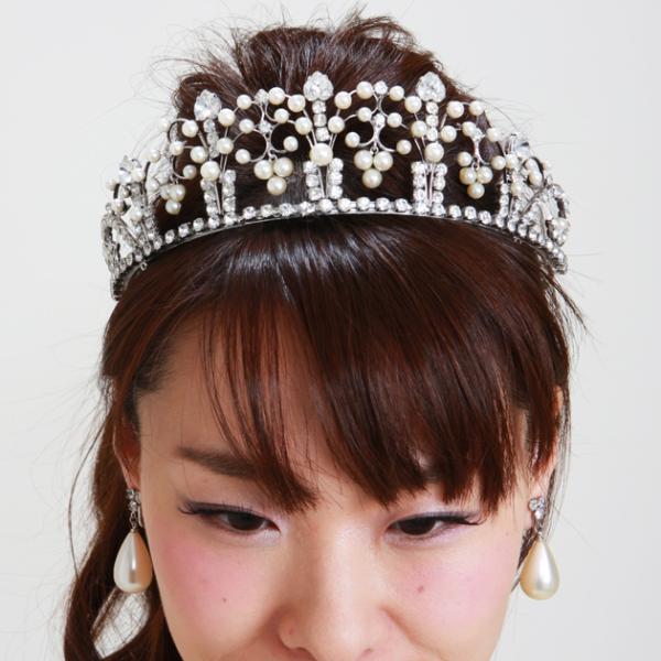 商品番号:FBOTI12【　ティアラ　レンタル　】■ 品質：ベース/シルバー   形状/コーム　シルバー＆パール■ サイズ（約）：幅　16cm　高さ　5.5cm※商品の色につきましては、お客様のご覧になられますパソコン機器及びモニタなどの違...