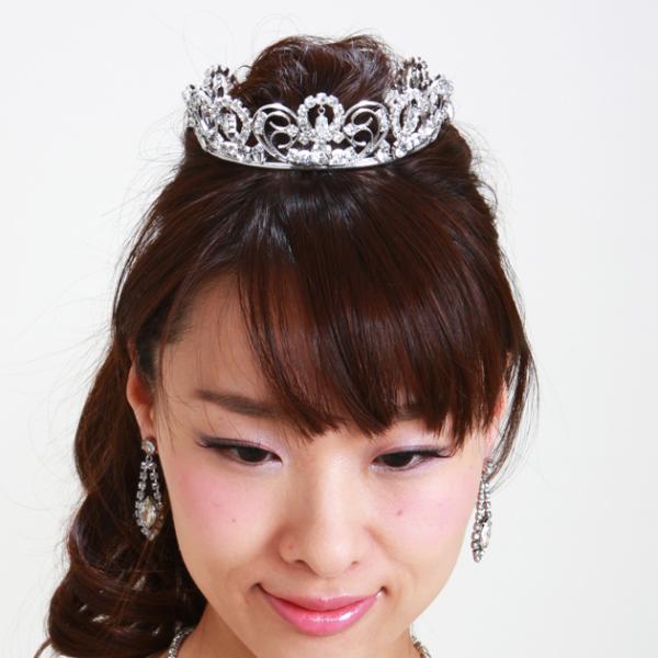 商品番号:FBOTI16【　ティアラ　レンタル　】■ 品質：ベース/シルバー   形状/クラウン　シルバー■ サイズ（約）：幅　11cm　高さ　4cm※商品の色につきましては、お客様のご覧になられますパソコン機器及びモニタなどの違いにより実...