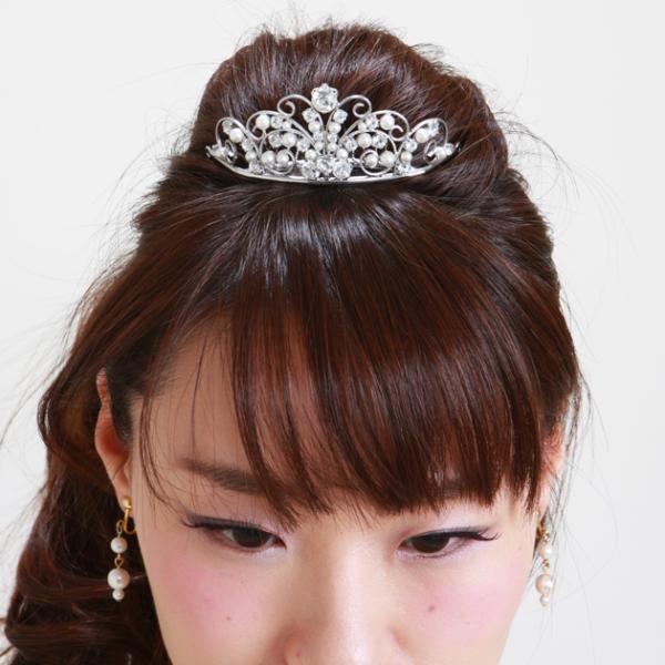 商品番号:FBOTI17【　ティアラ　レンタル　】■ 品質：ベース/シルバー   形状/コーム　シルバー＆パール■ サイズ（約）：幅　9cm　高さ　4cm※商品の色につきましては、お客様のご覧になられますパソコン機器及びモニタなどの違いによ...