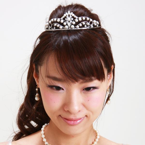 商品番号:FBOTI19【　ティアラ　レンタル　】■ 品質：ベース/シルバー   形状/コーム　シルバー＆パール■ サイズ（約）：幅　11.5cm　高さ　4cm※商品の色につきましては、お客様のご覧になられますパソコン機器及びモニタなどの違...