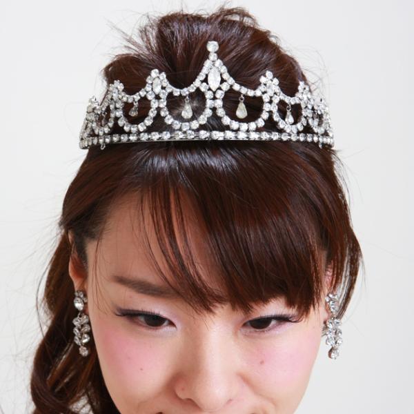 商品番号:FBOTI21【　ティアラ　レンタル　】■ 品質：ベース/シルバー   形状/コーム　シルバー■ サイズ（約）：幅　15cm　高さ　6cm※商品の色につきましては、お客様のご覧になられますパソコン機器及びモニタなどの違いにより実際...